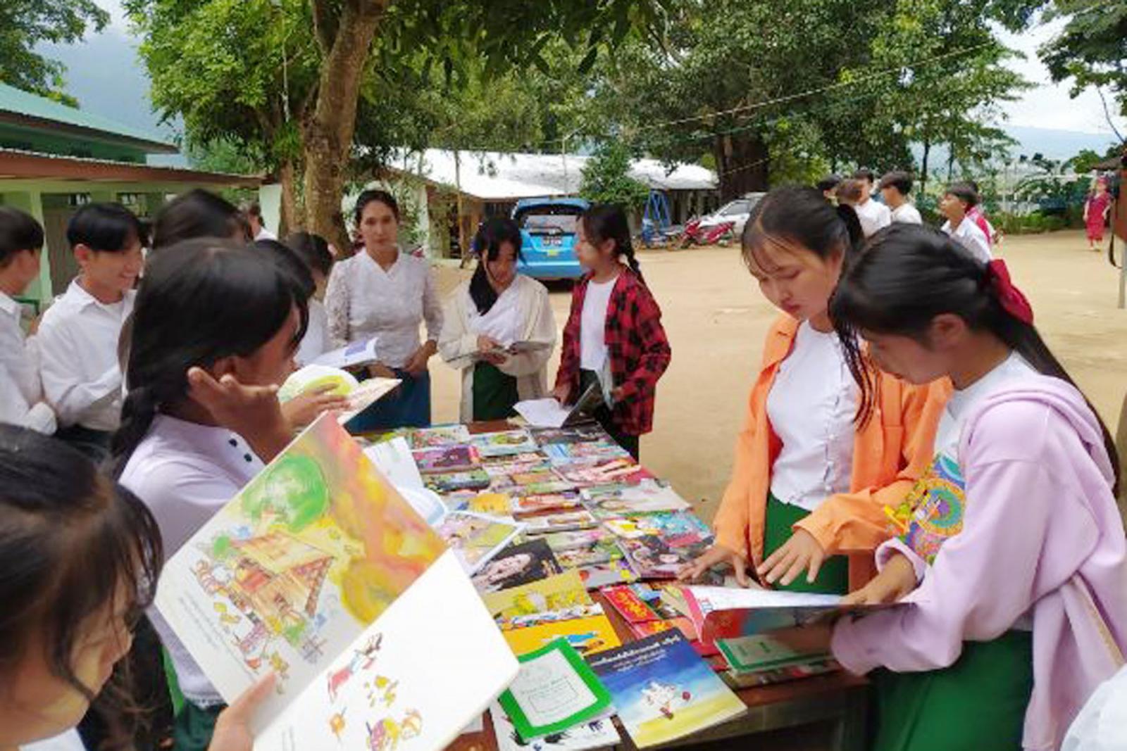 မိုင်းယုမြို့၌ စာဖတ်သူများထံ စာအုပ်စာစောင်များ Mobile Libray စနစ်ဖြင့
